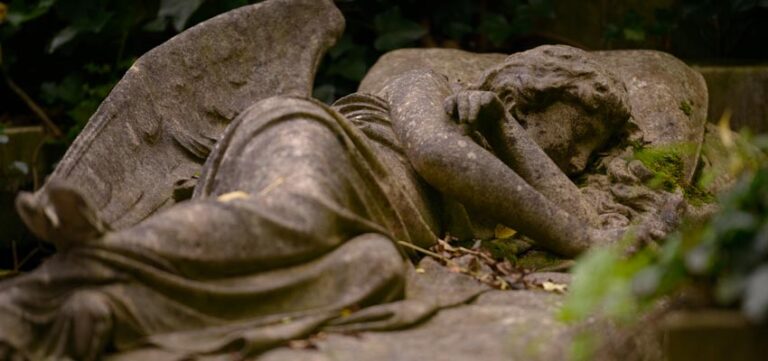 What is the Story of London’s Haunted Highgate Cemetery? | Authentic ...